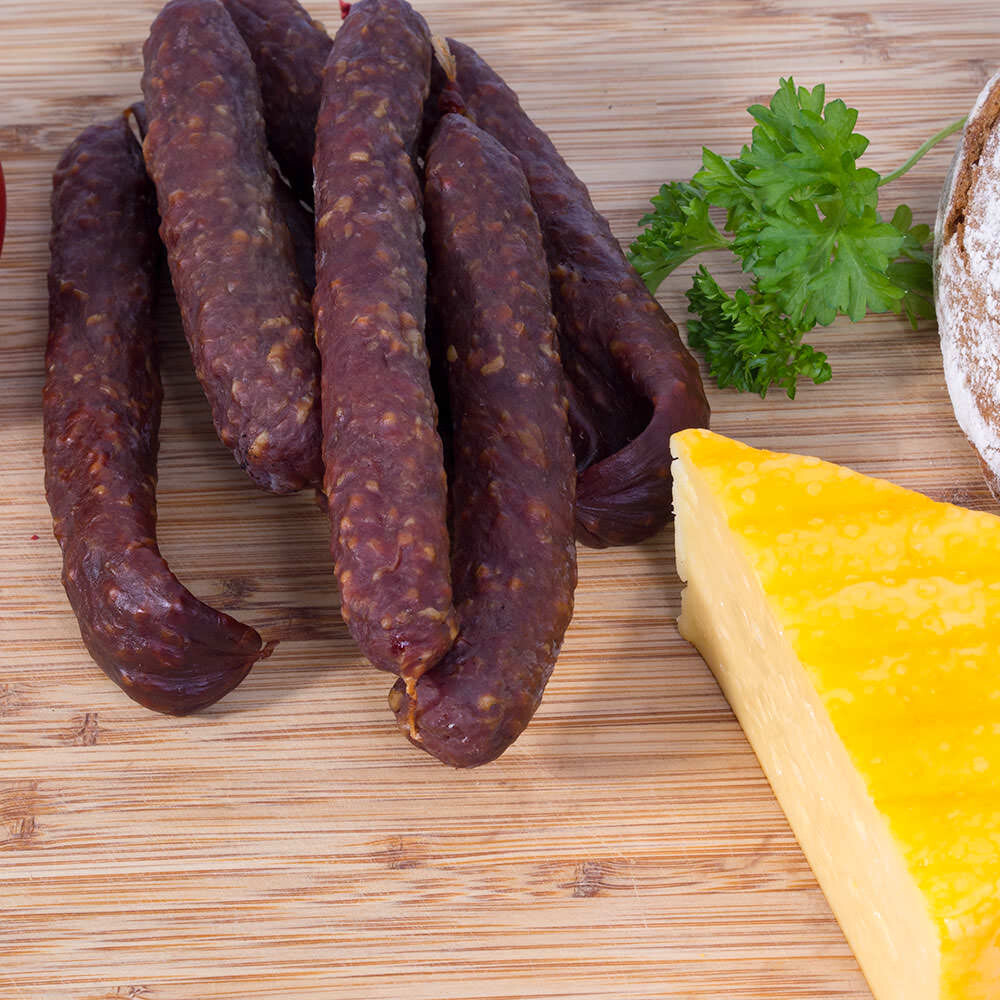 Wildknacker aus Wildschwein- und Rotwildfleisch hergestellt - Wurst i ...