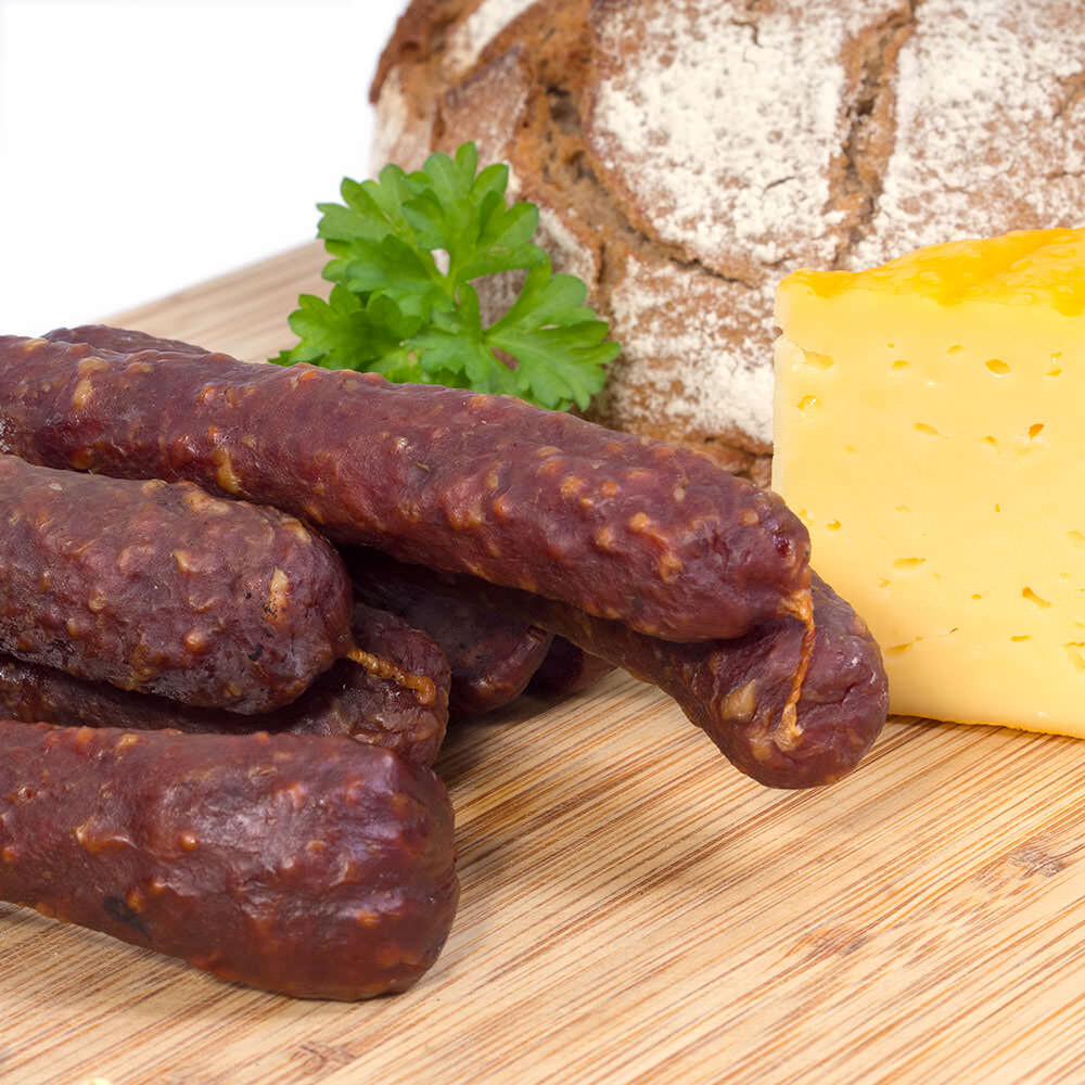 Wildknacker aus Wildschwein- und Rotwildfleisch hergestellt - Wurst i ...