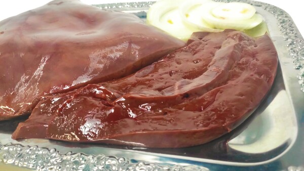 Leber vom Rind ist reich an Eisen, Vitamin A und Vitamin B12 und wird ...